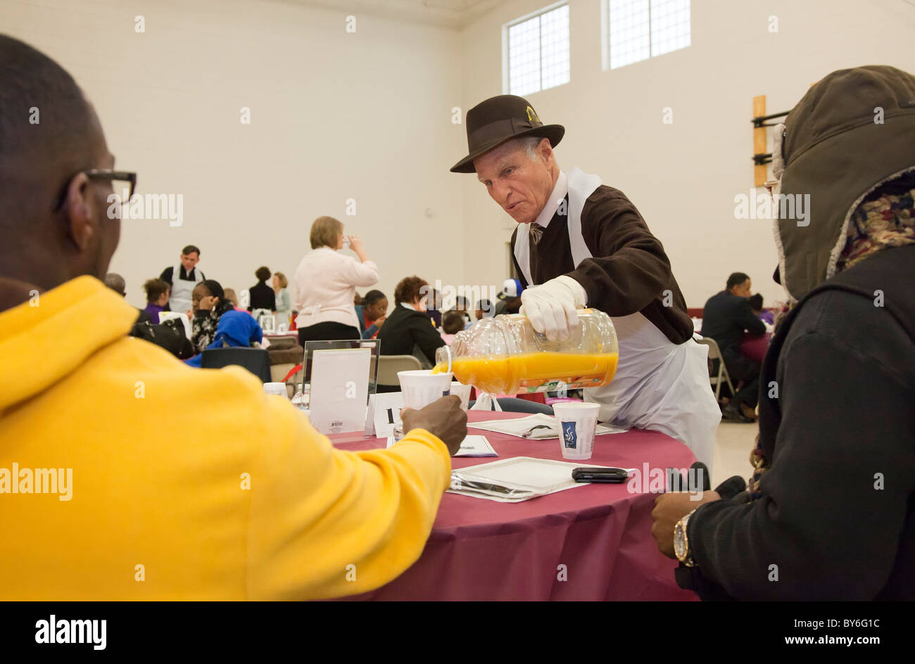 Volunteers Serve Breakfast to the Homeless Stock Photo - Alamy