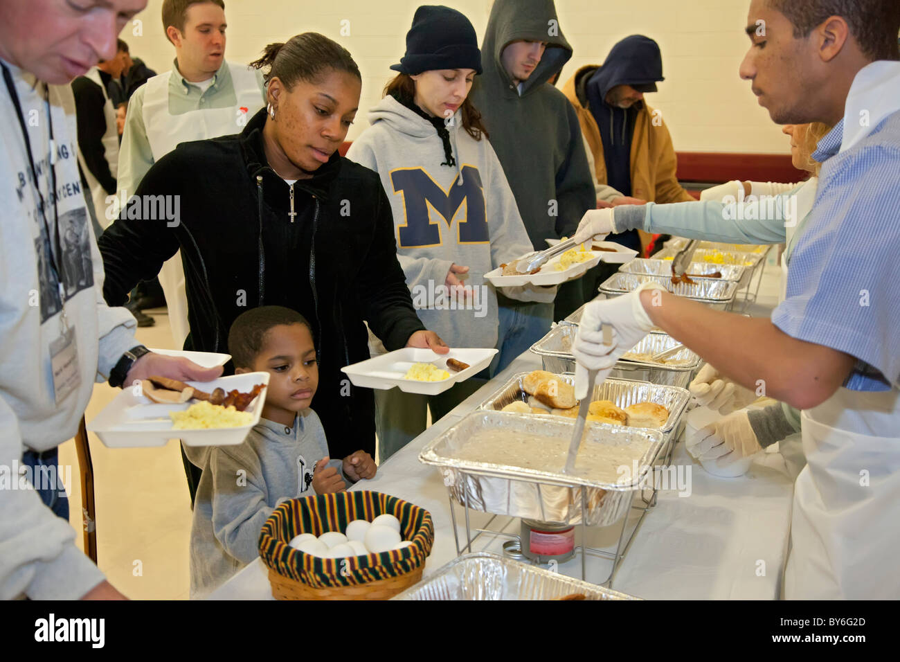 Volunteers Serve Breakfast to the Homeless Stock Photo - Alamy