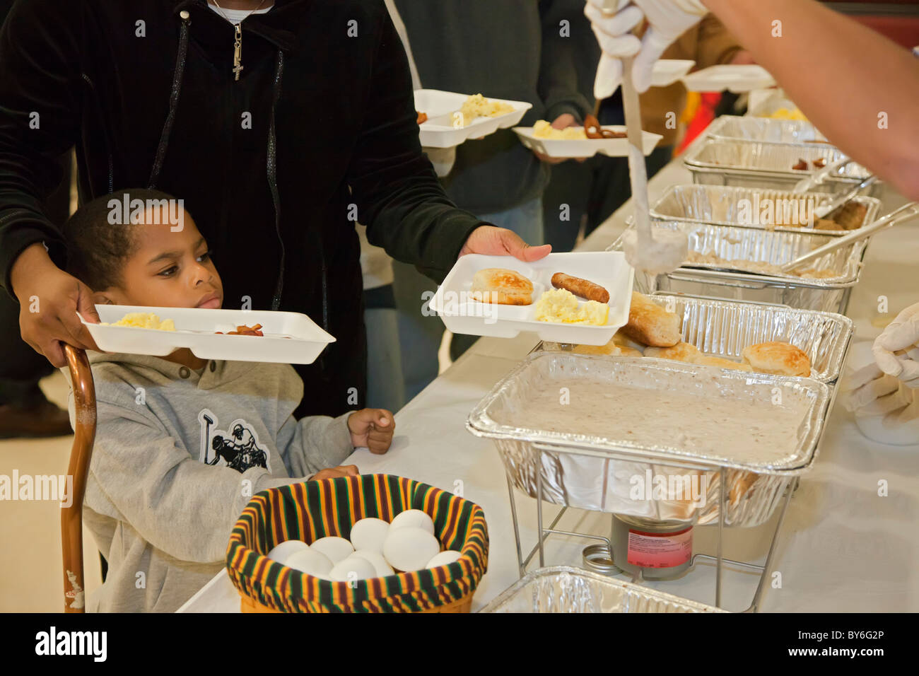 Volunteers Serve Breakfast to the Homeless Stock Photo - Alamy