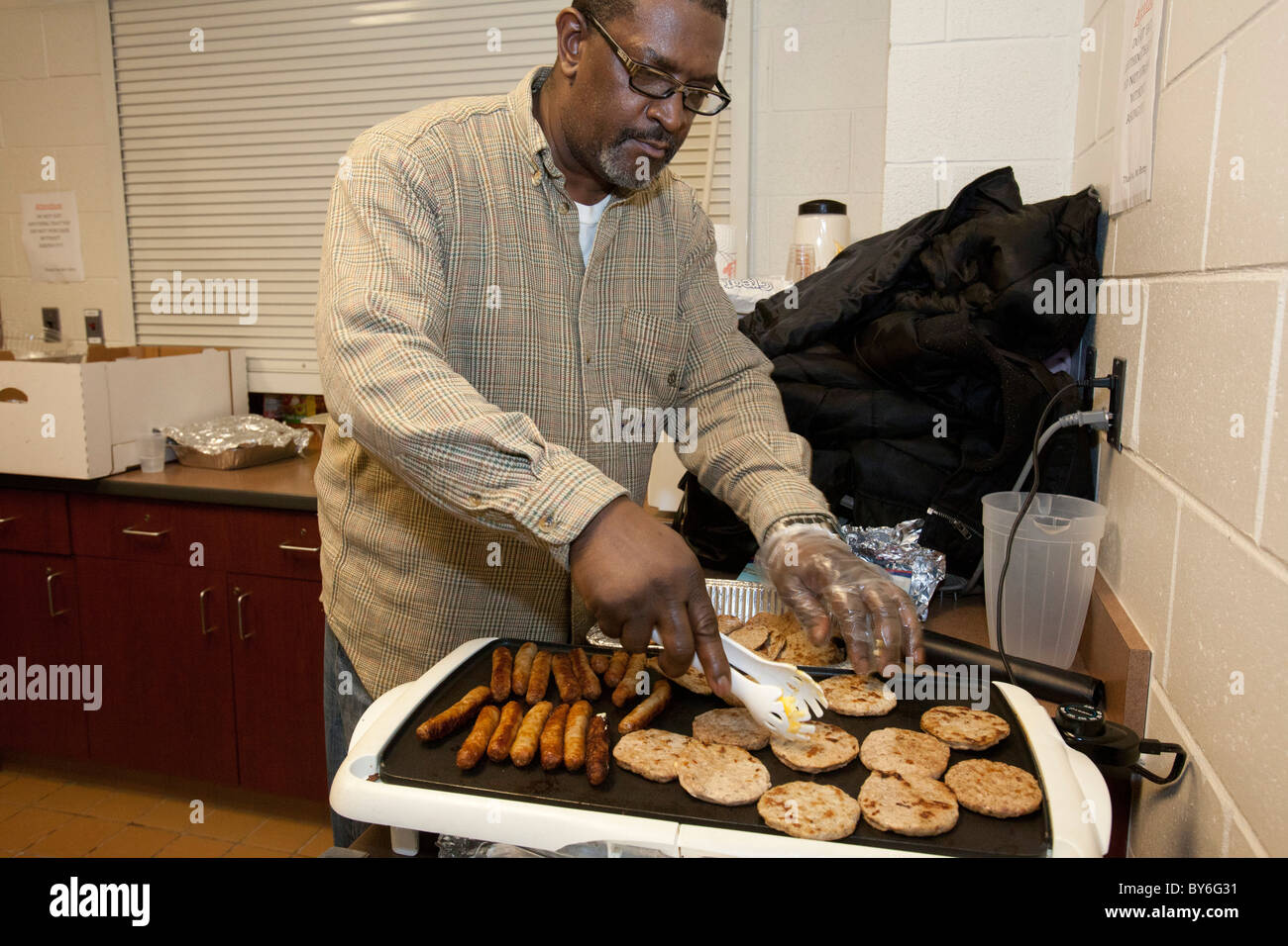 Homeless black man food hi-res stock photography and images - Alamy
