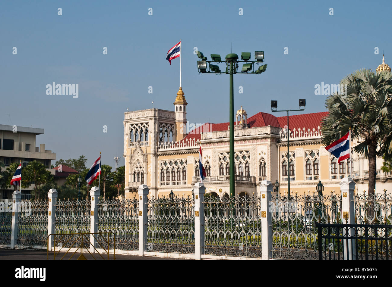 Government house building bangkok hi-res stock photography and images ...