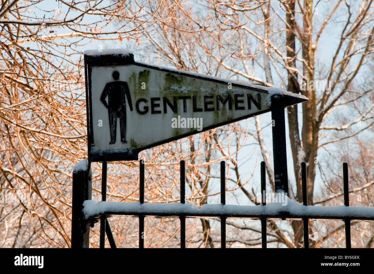 Gentlemen restroom sign in snow Stock Photo - Alamy