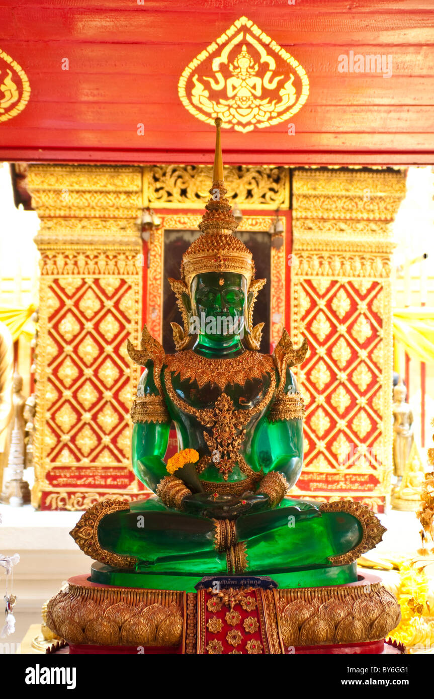 Green glass buddha statue wat hi-res stock photography and images - Alamy