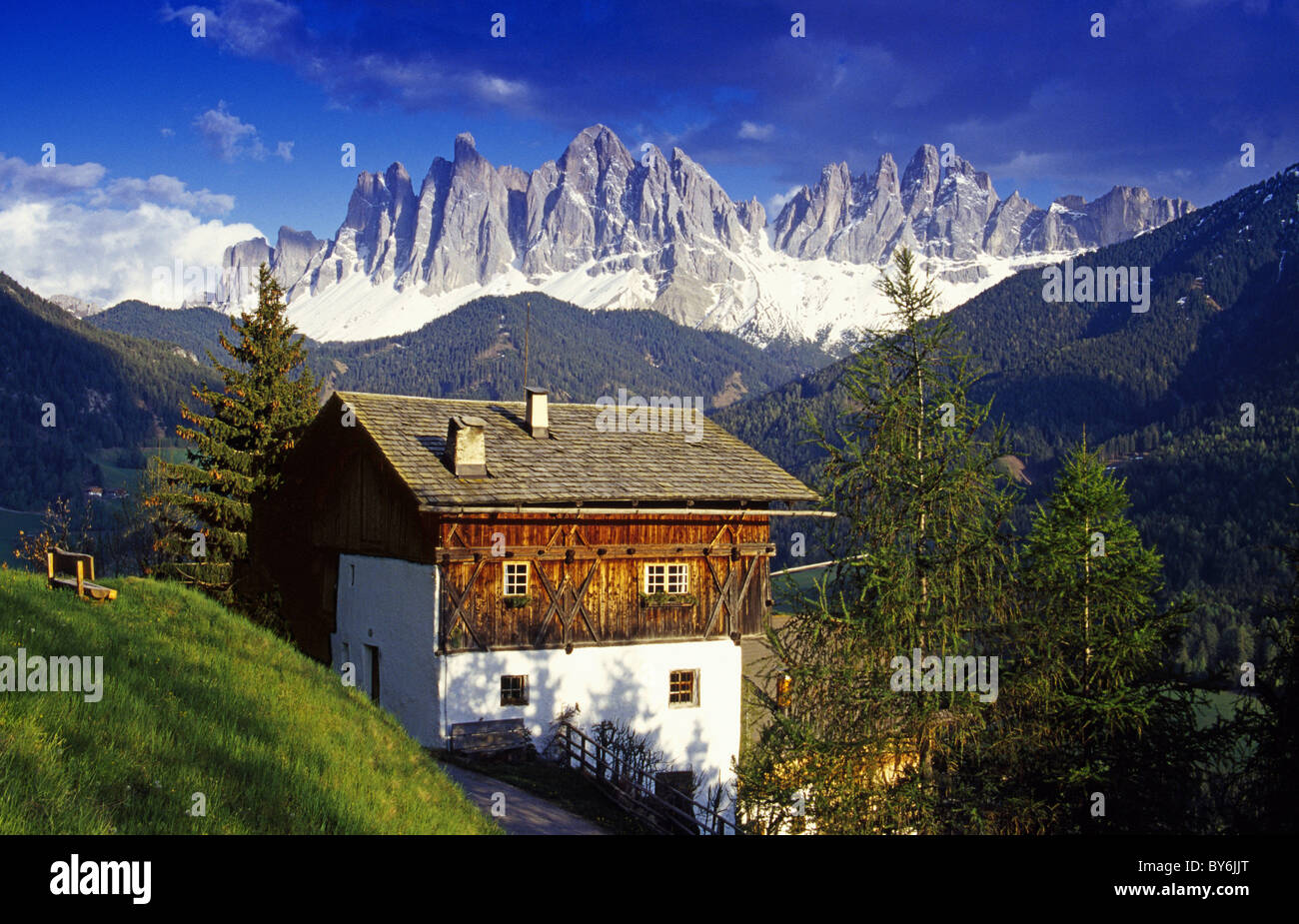 Farm house, view to Le Odle, Val di Funes, Dolomite Alps, South Tyrol ...