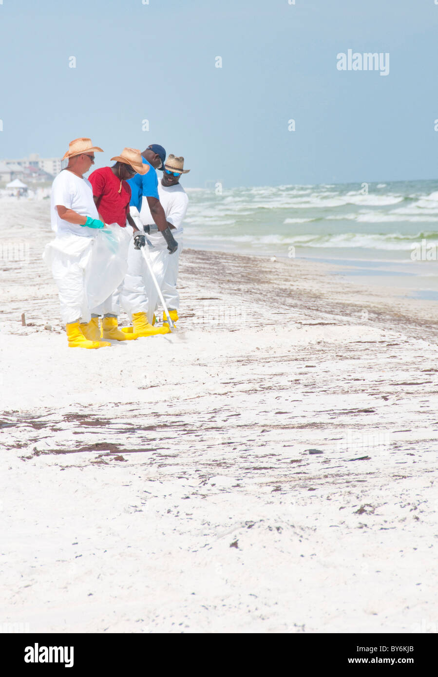 Oil spill cleanup hi-res stock photography and images - Alamy