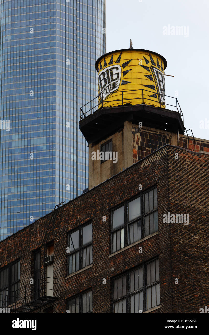 Water tank on a high-rise building, Trump Tower in the background ...