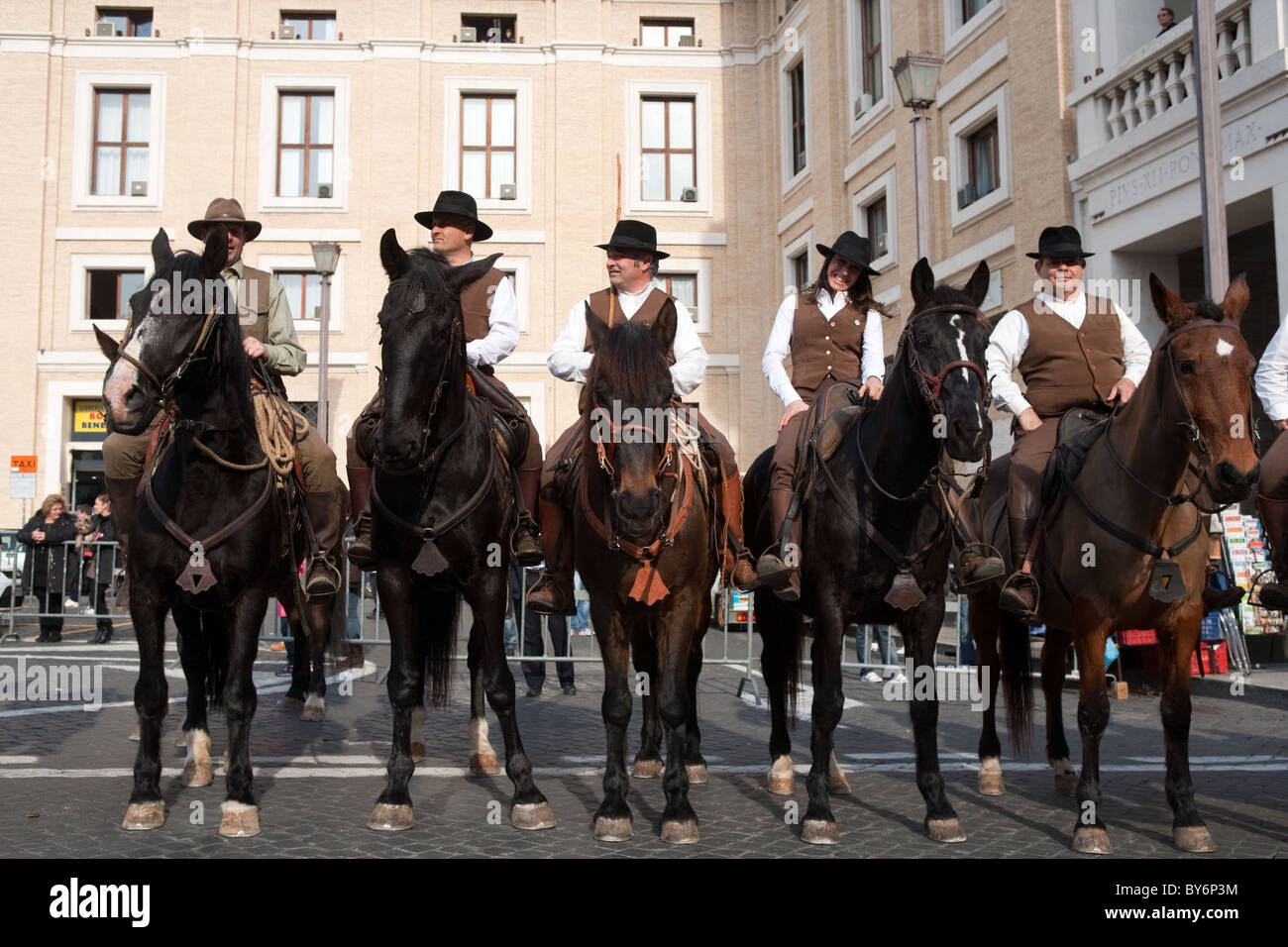 Military parade animals hi-res stock photography and images - Alamy