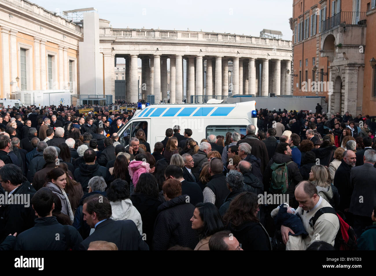 People at the vatican hi-res stock photography and images - Alamy