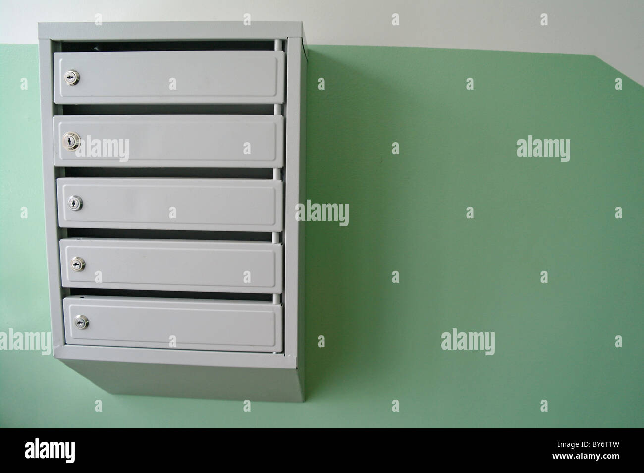 Green wall post box hi-res stock photography and images - Alamy