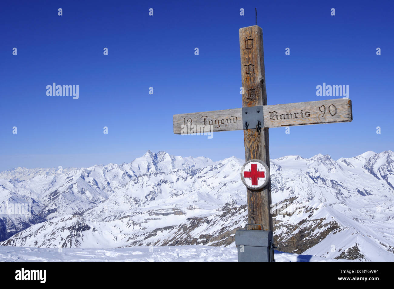 Mountain range in th background hi-res stock photography and images - Alamy
