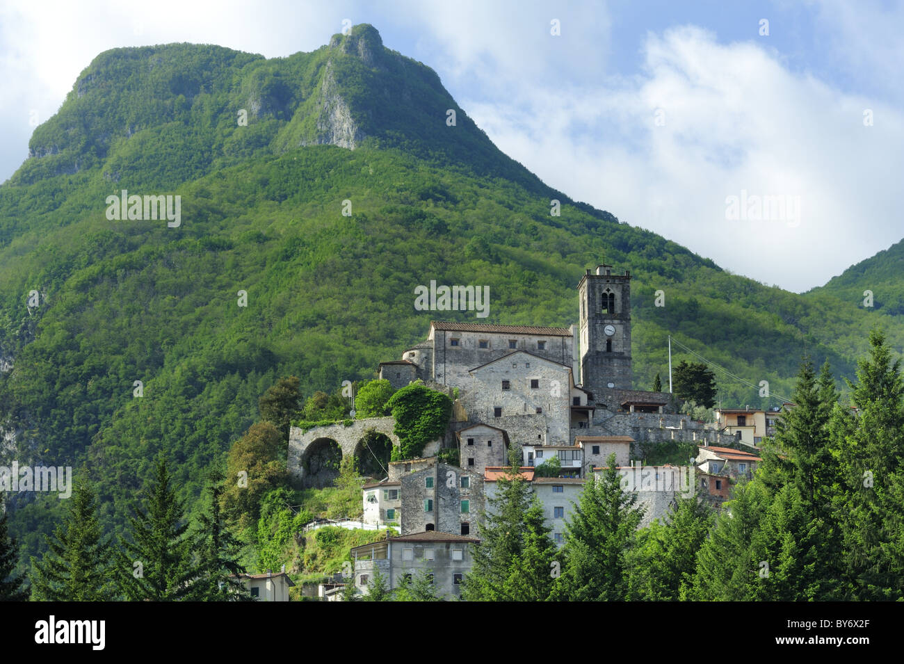 Mountain village of Monzone, Vinca valley, Alpi Apuane, Apennines ...