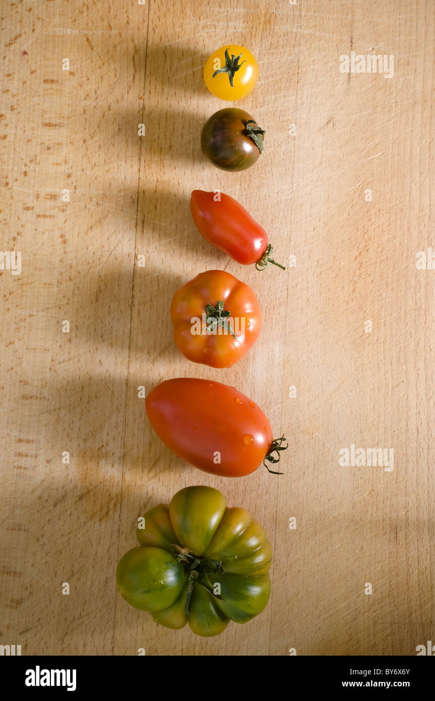 Different coloured tomatoes in a line, Healthy food, Vegetable, Fruit ...
