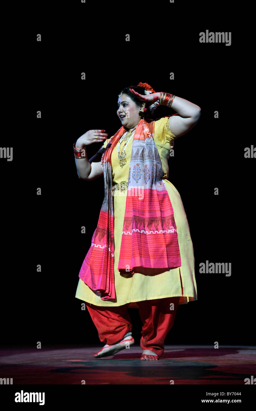 Garba indian dance hi-res stock photography and images - Alamy