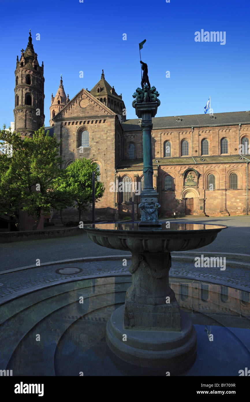 Fountain at Worms Cathedral, Cathedral of St. Peter, Worms, Rhine ...