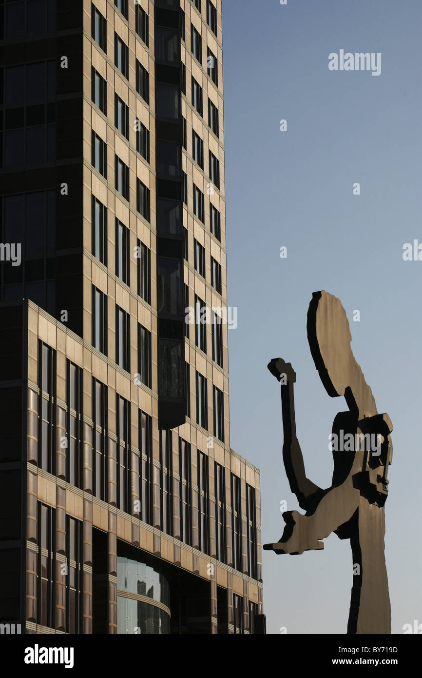 Messeturm, architect Helmut Jahn, hammering man sculpture by Jonathan ...