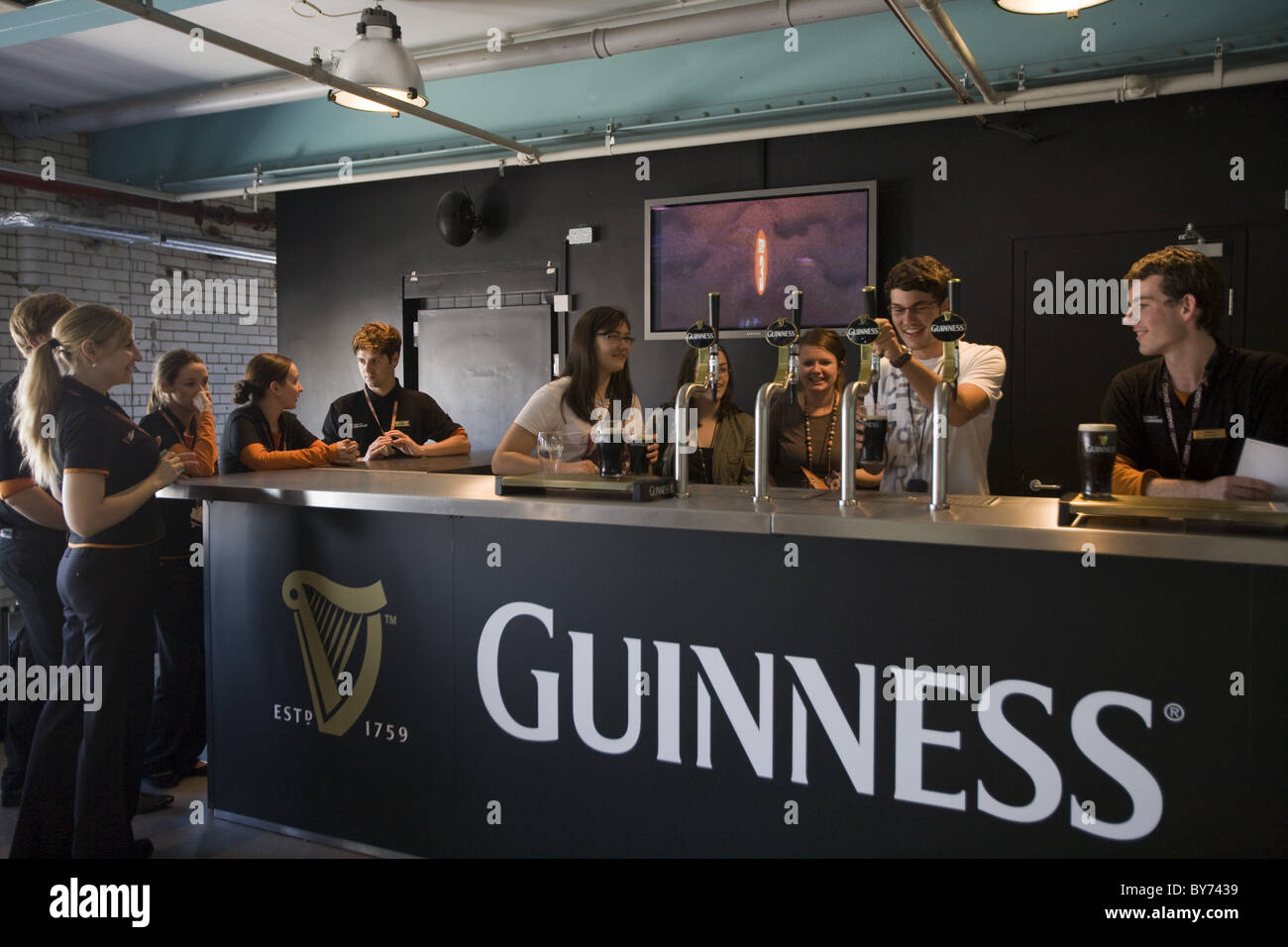People learning how to pour a perfect pint of Guinness, Guinness ...