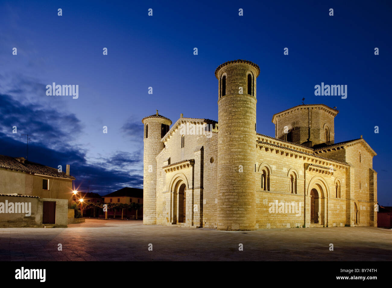 Romanesque church 11th century hi-res stock photography and images - Alamy