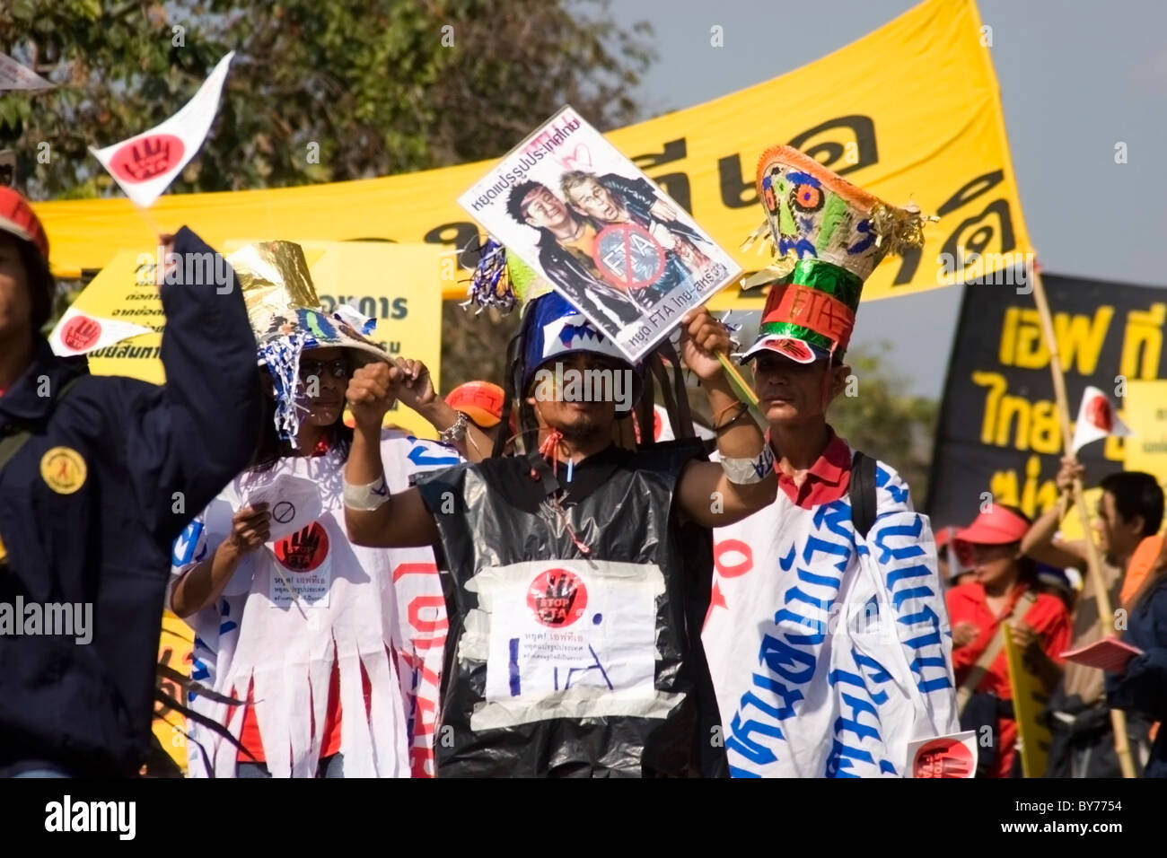 Protesters marching with signs hi-res stock photography and images - Alamy
