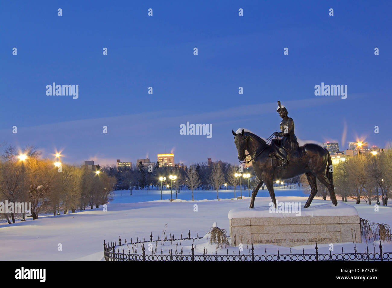 Queen elizabeth ii statue at night hi-res stock photography and images ...