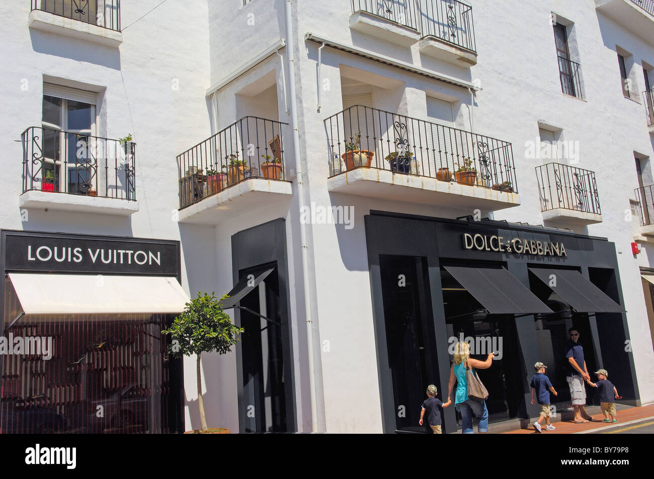 Luxury shops at the exclusive yacht harbour of Puerto Banús, Marbella ...