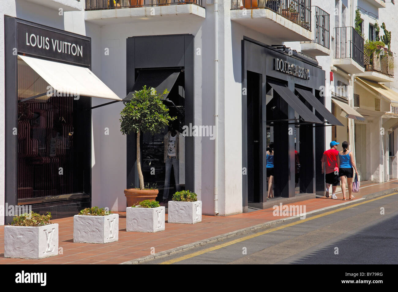 Luxury shops at the exclusive yacht harbour of Puerto Banús, Marbella ...