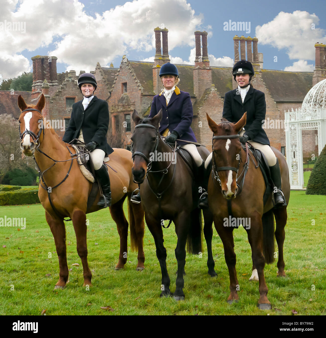 Huntswomen at the Hunt at Chenies, Bucks, UK Stock Photo - Alamy