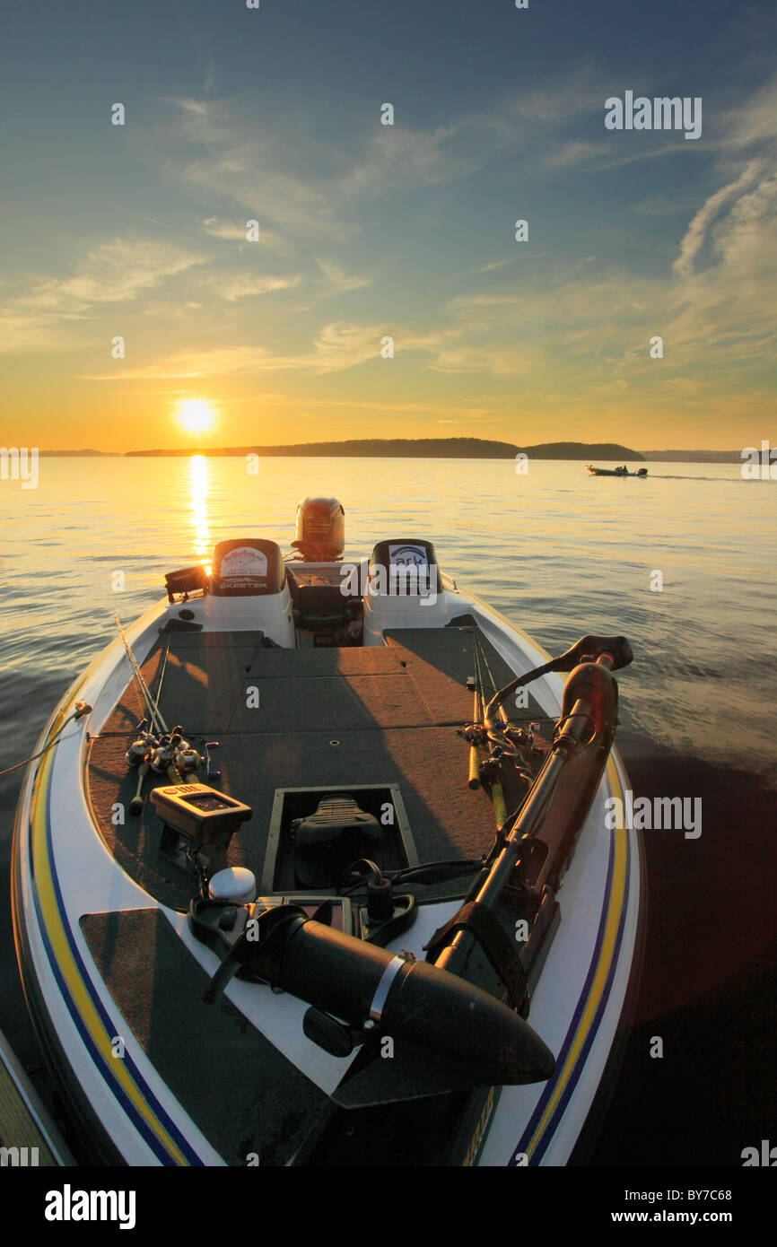 Fishing boat on lake at sunset, Lake Guntersville Resort State Park ...