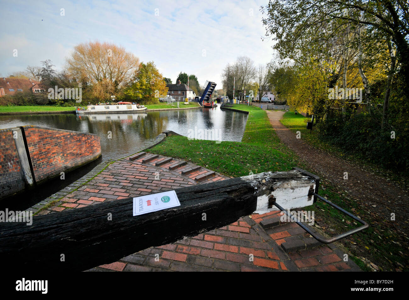 Aldermaston Padworth Kennet Avon Canal Berkshire UK Lock Lifting Bridge ...