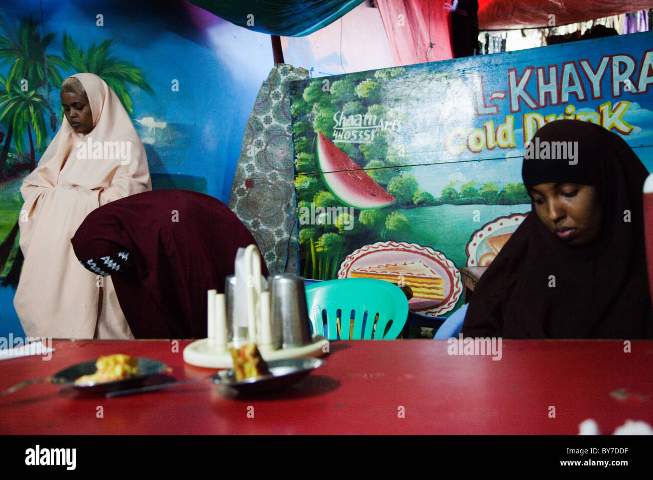 Somali muslims praying hi-res stock photography and images - Alamy