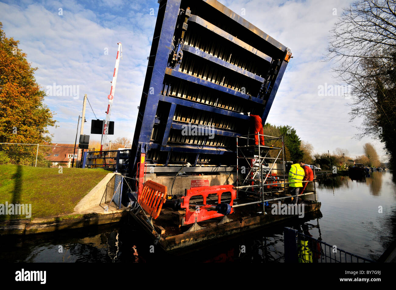 Aldermaston Padworth Kennet Avon Canal Berkshire UK Lock Lifting Bridge ...