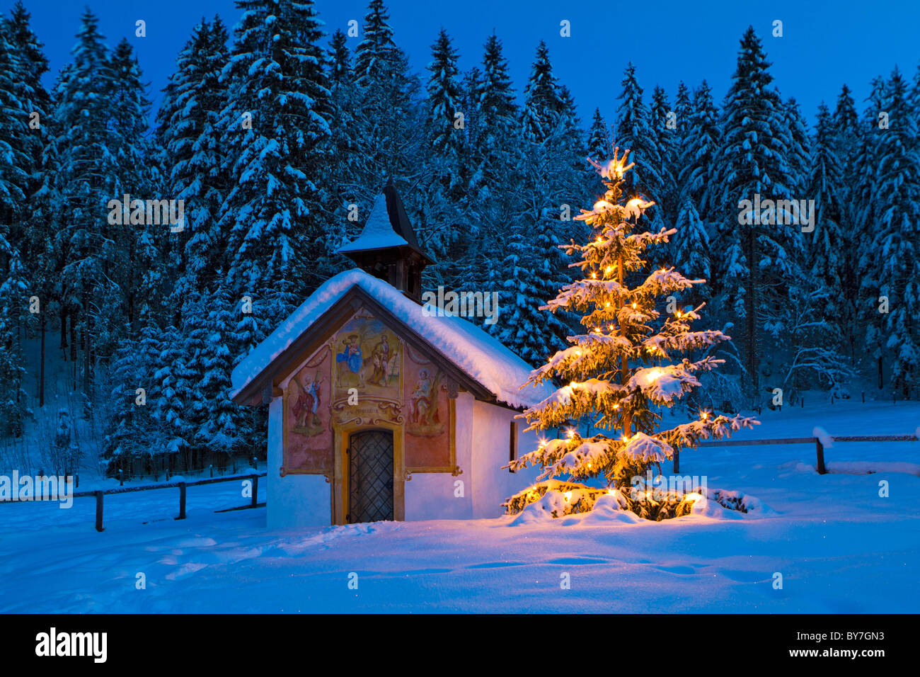 Christmas church snow hi-res stock photography and images - Alamy