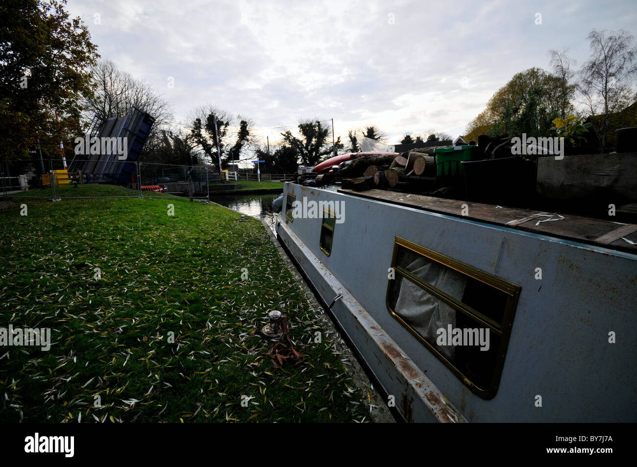 Aldermaston Padworth Kennet Avon Canal Berkshire UK Lock Lifting Bridge ...