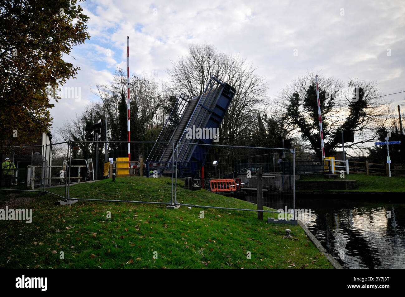 Aldermaston Padworth Kennet Avon Canal Berkshire UK Lock Lifting Bridge ...