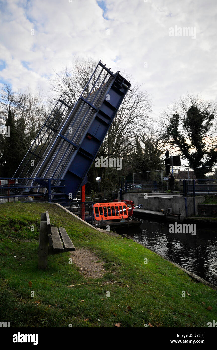 Aldermaston Padworth Kennet Avon Canal Berkshire UK Lock Lifting Bridge ...