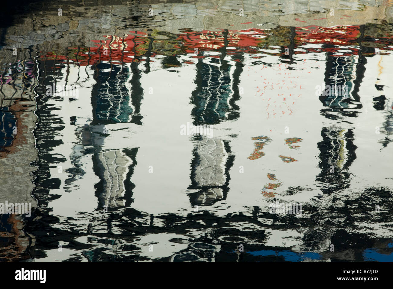 Reflection water building hi-res stock photography and images - Alamy