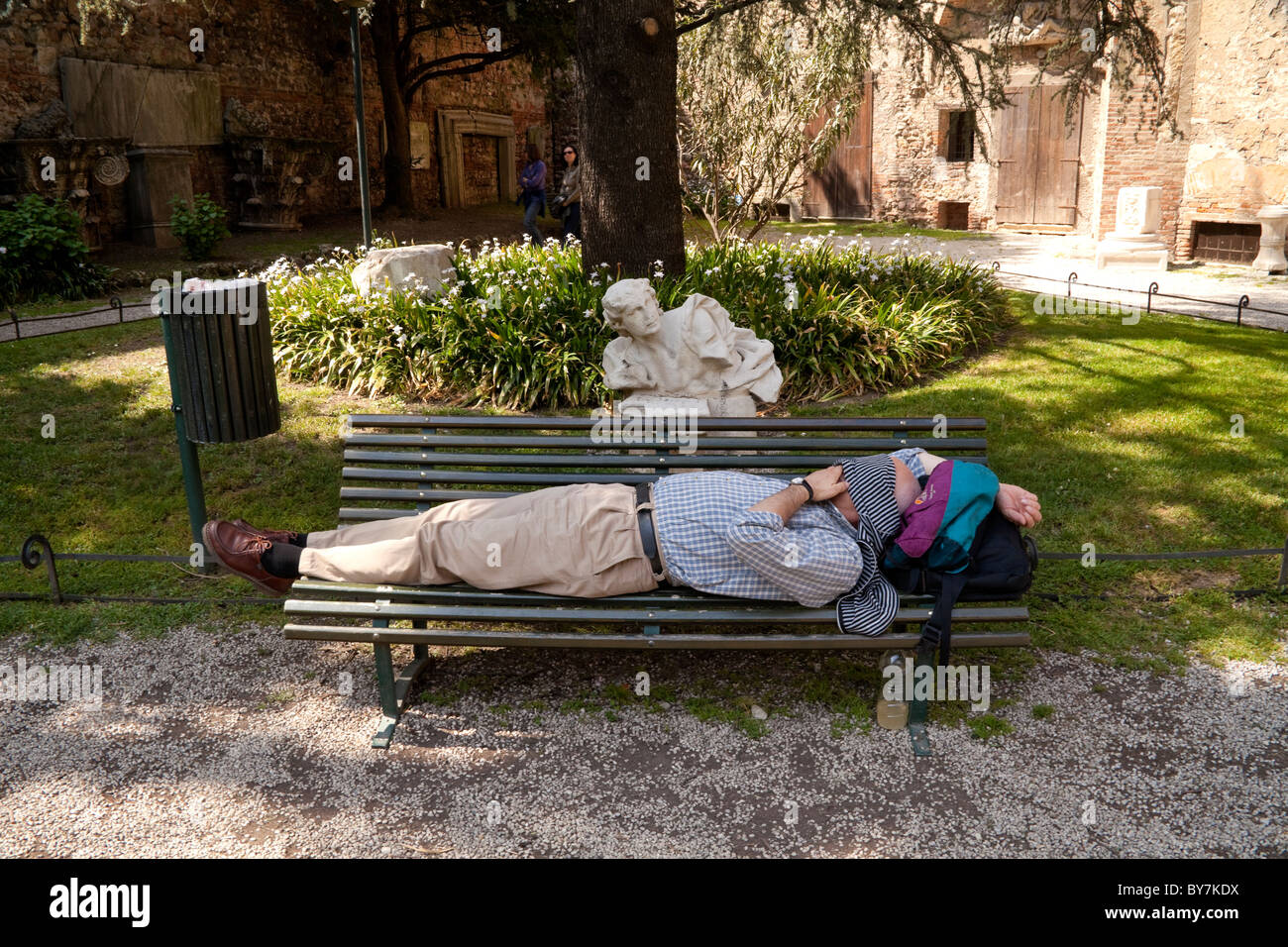 Man leaning sculpture hi-res stock photography and images - Alamy