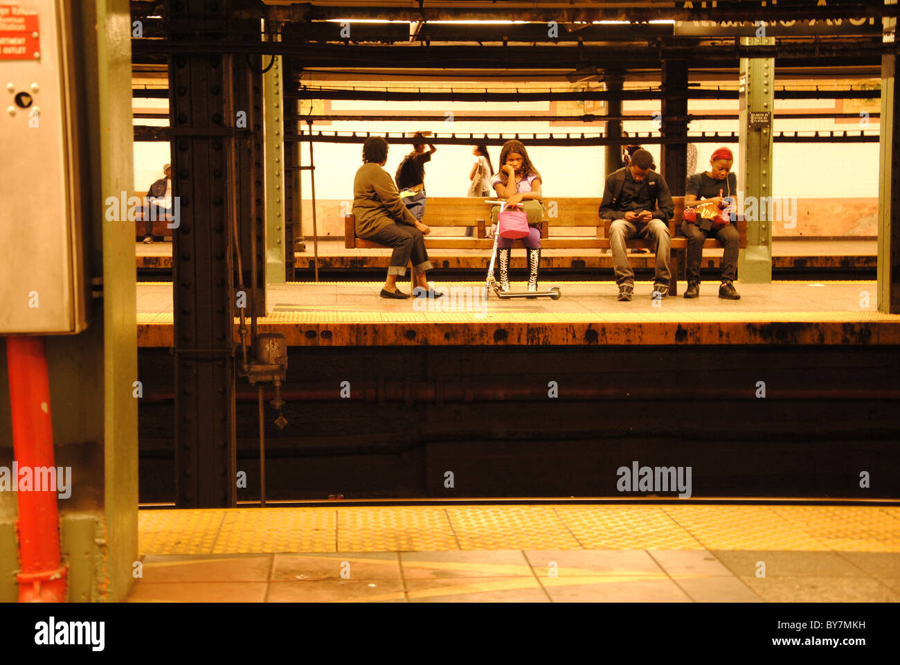 Commuters wait in the New York Subway Stock Photo - Alamy