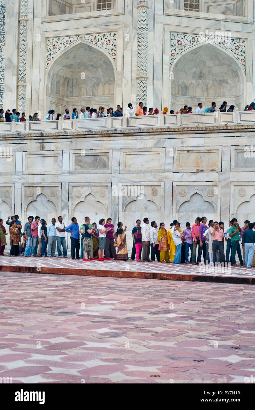 Crowd at taj mahal hi-res stock photography and images - Alamy