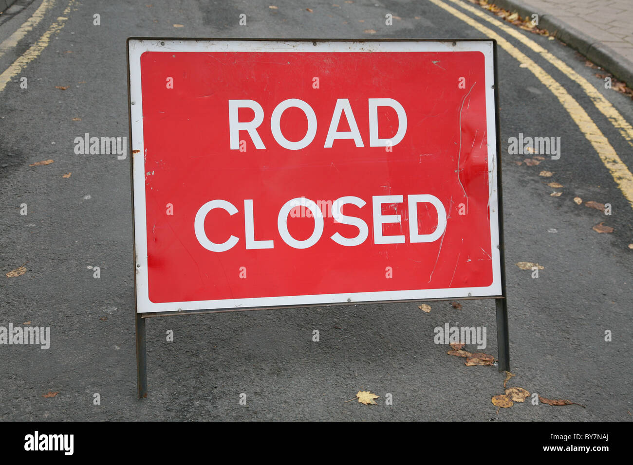 road closed sign Stock Photo - Alamy