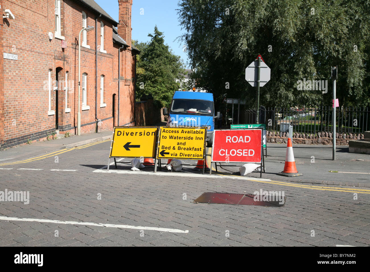 road closed sign follow diversion Stock Photo - Alamy
