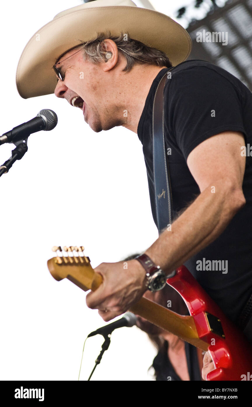 Steve Miller singing with the Steve Miller Band at Mile High Music ...