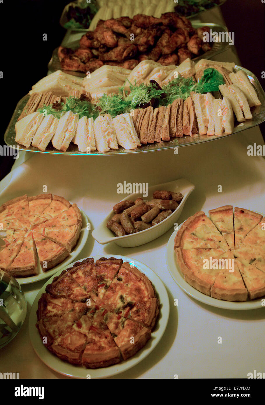 Buffet food chicken drumsticks hi-res stock photography and images - Alamy