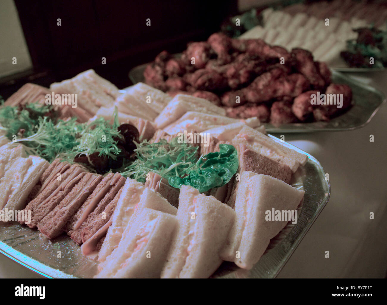 Buffet food chicken drumsticks hi-res stock photography and images - Alamy