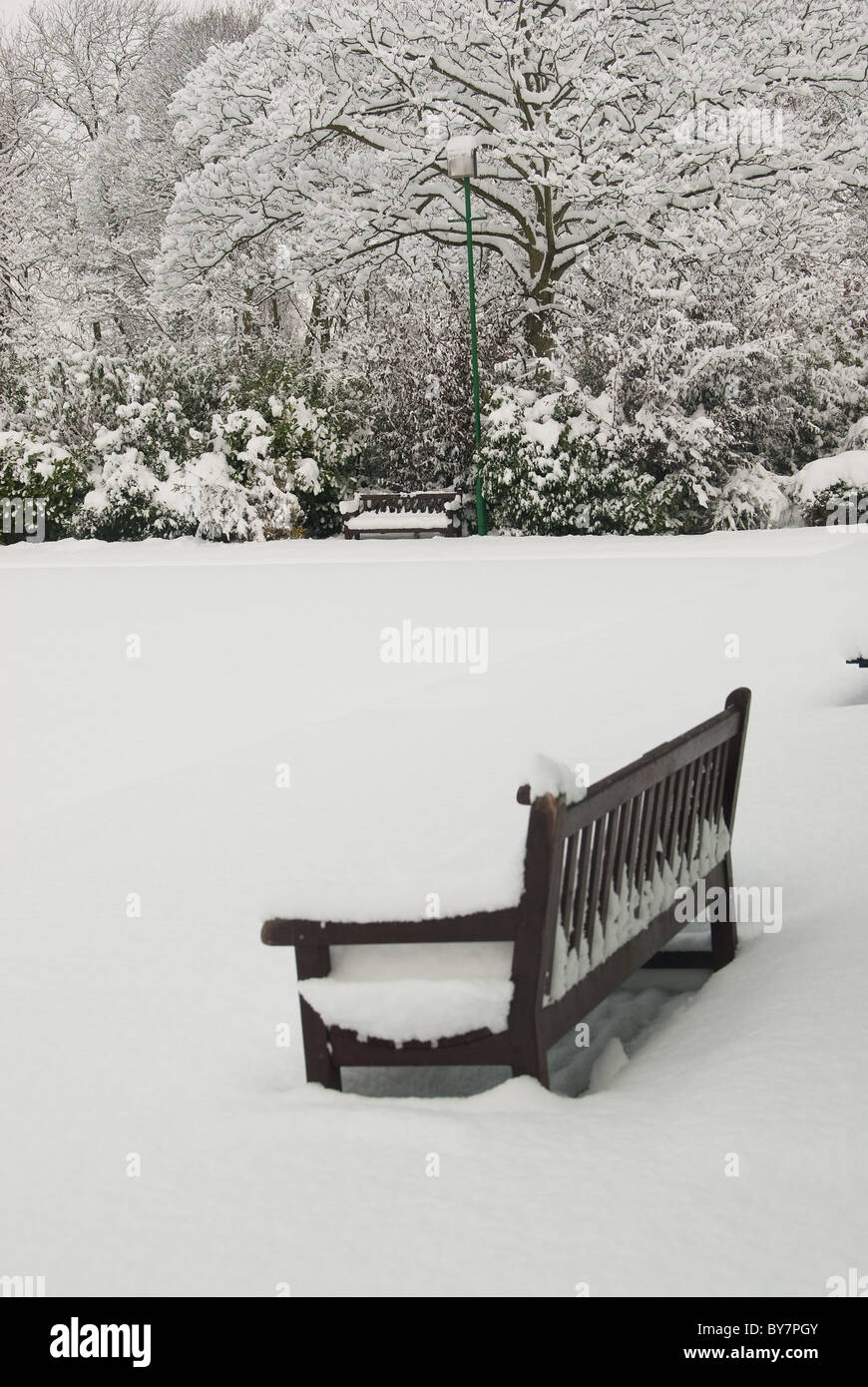 Park bench in winter scene Stock Photo - Alamy