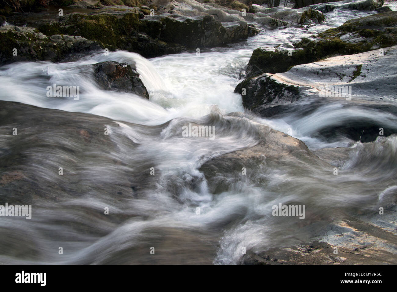 Water flowing over rocks lake hi-res stock photography and images - Alamy