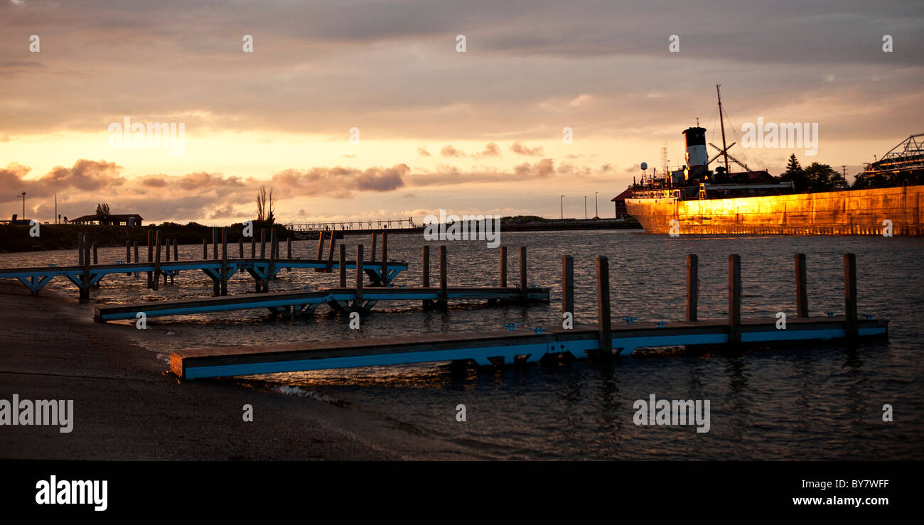 Lake freighter hi-res stock photography and images - Alamy