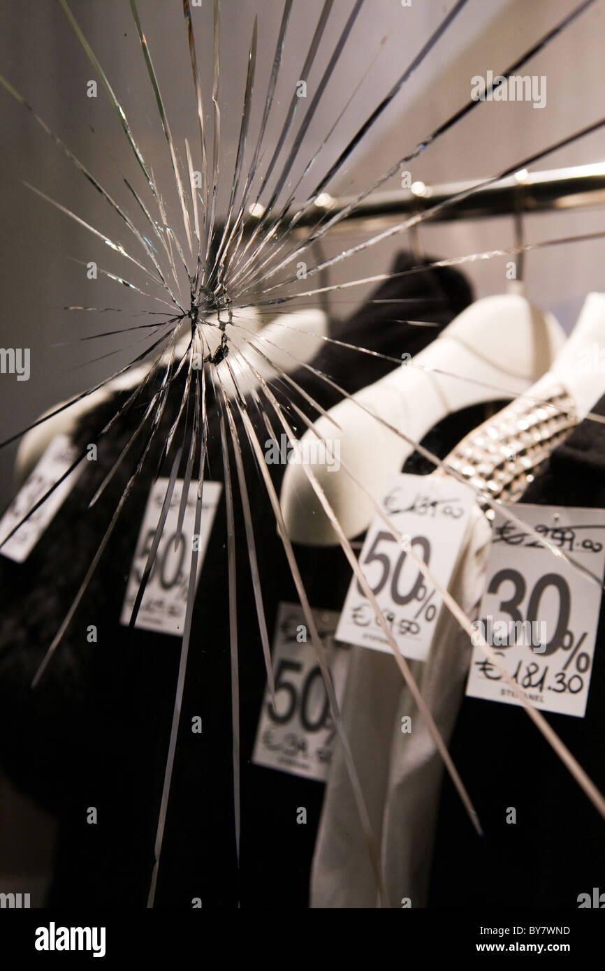 Smashed store window hi-res stock photography and images - Alamy