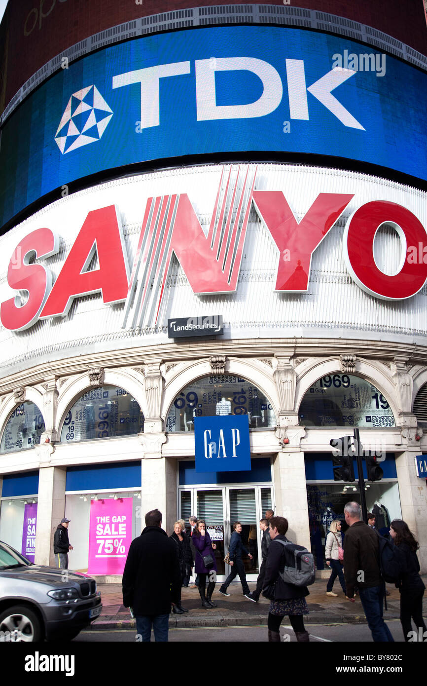 The famous Sanyo and TDK electronic signs on the corner at Piccadilly ...