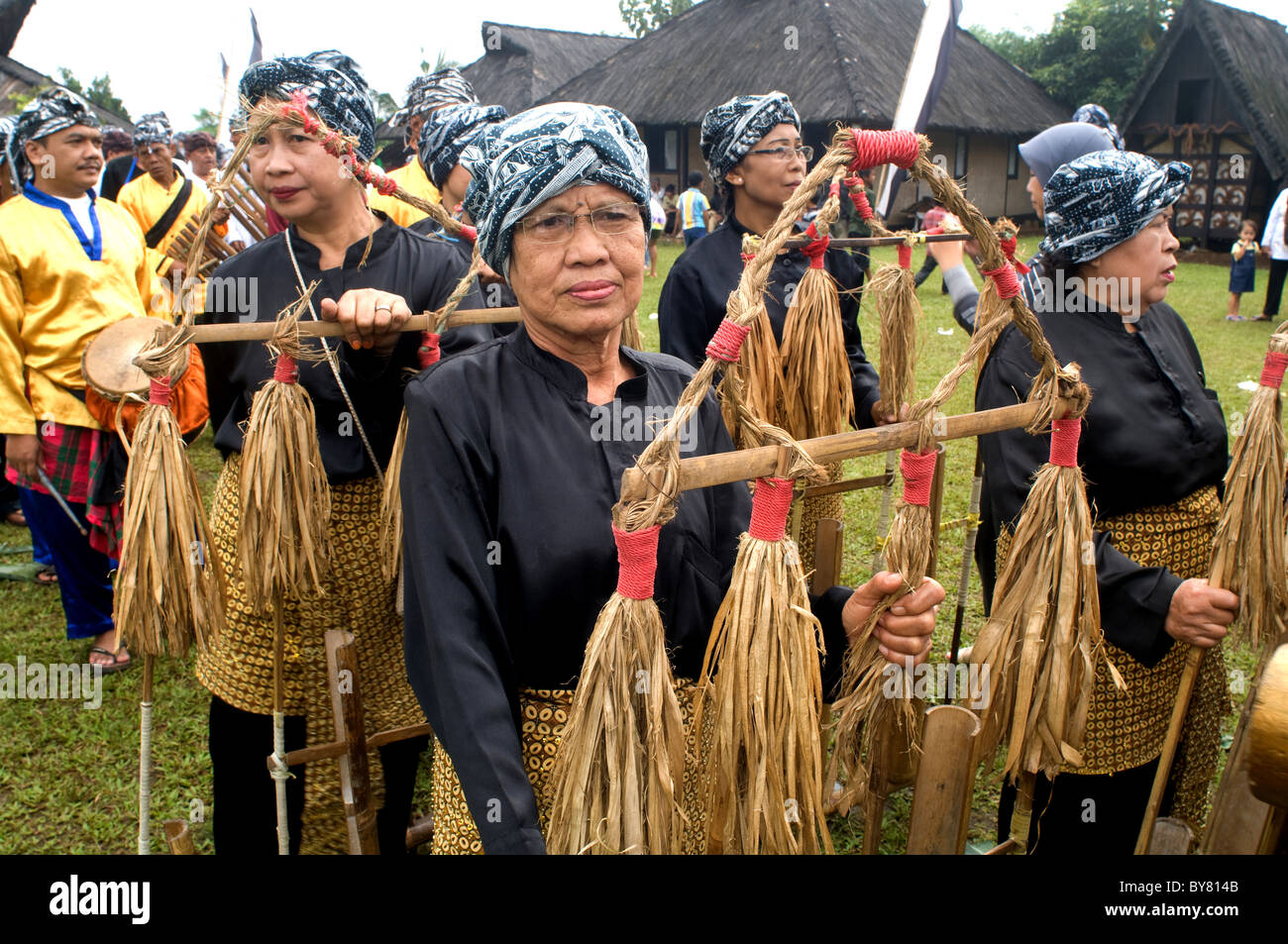 Angklung hi-res stock photography and images - Alamy