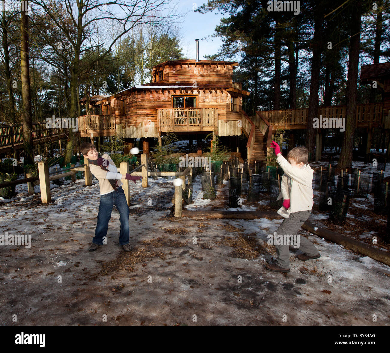 Treehouse at center parcs hi-res stock photography and images - Alamy